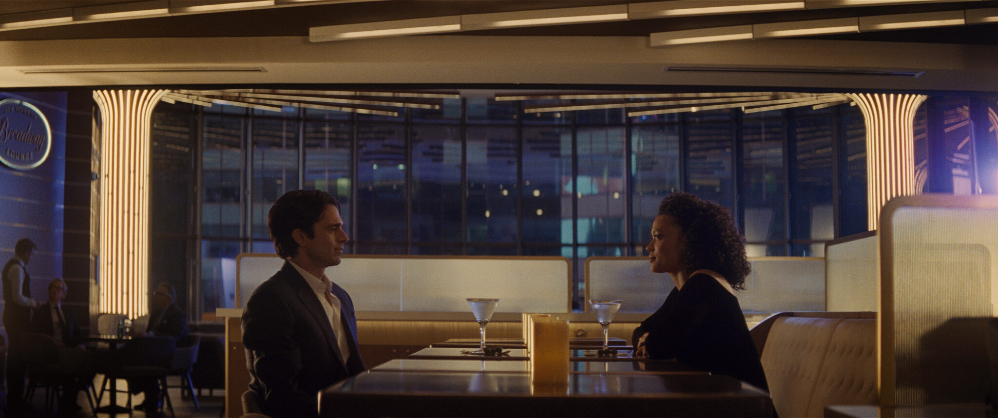 Sharper Is a Classy but Blunted Con Thriller | Tilt Magazine